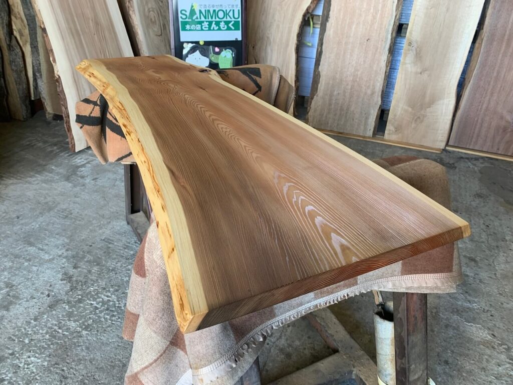 ネズコ一枚板【高樹齢】1300×310~480×30㎜【オイル塗装 仕上げ済み】 | 無垢材・一枚板などの木材とオリジナル家具｜木の店さんもく